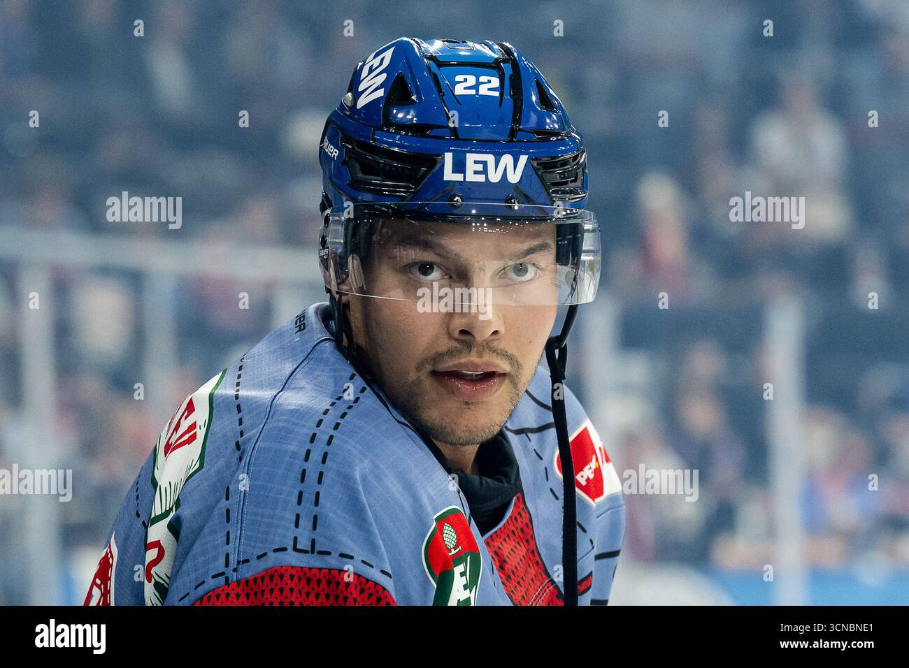 Madison Bowey (Augsburger Panther, #22) beim Warmup / Portrait ...