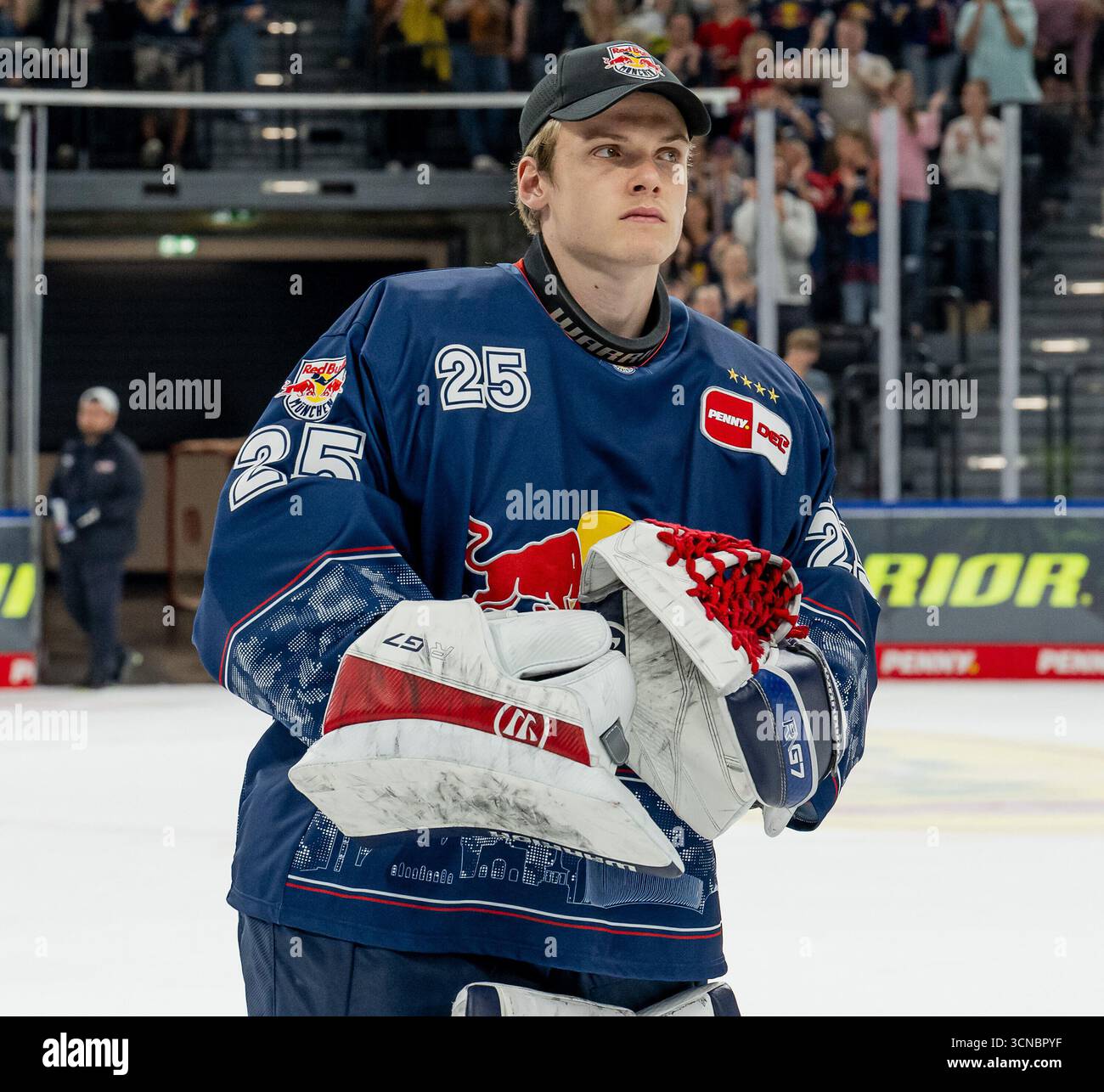Backup Simon Wolf (Torwart, EHC Red Bull Muenchen, #25) auf der ...