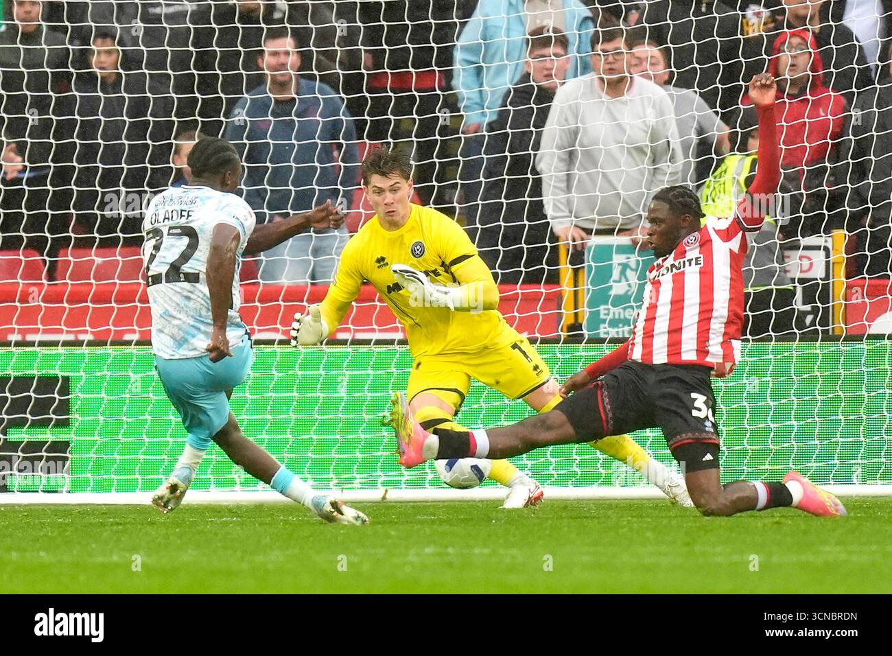 Charlton Athletic's Isaac Olaofe (left) scores their side's first goal ...