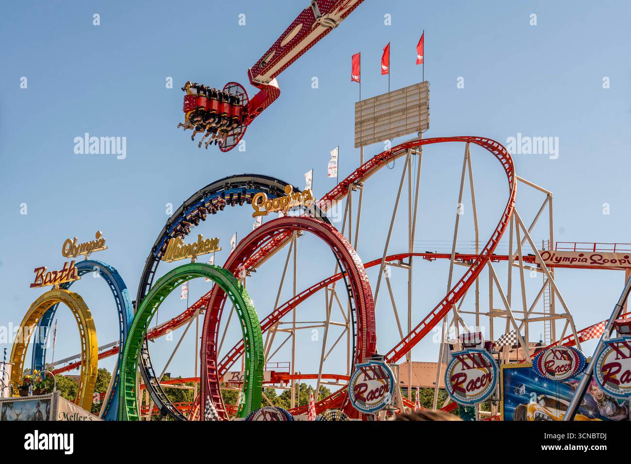 Oktoberfest 2025, Fahrgeschäfte Olympia Looping und XXL Racer wirbeln ...