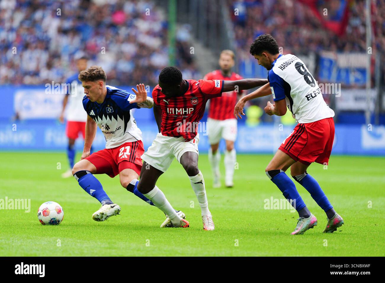 Nicolai Remberg (Hamburger SV, #21), Sirlord Conteh (1. FC Heidenheim ...
