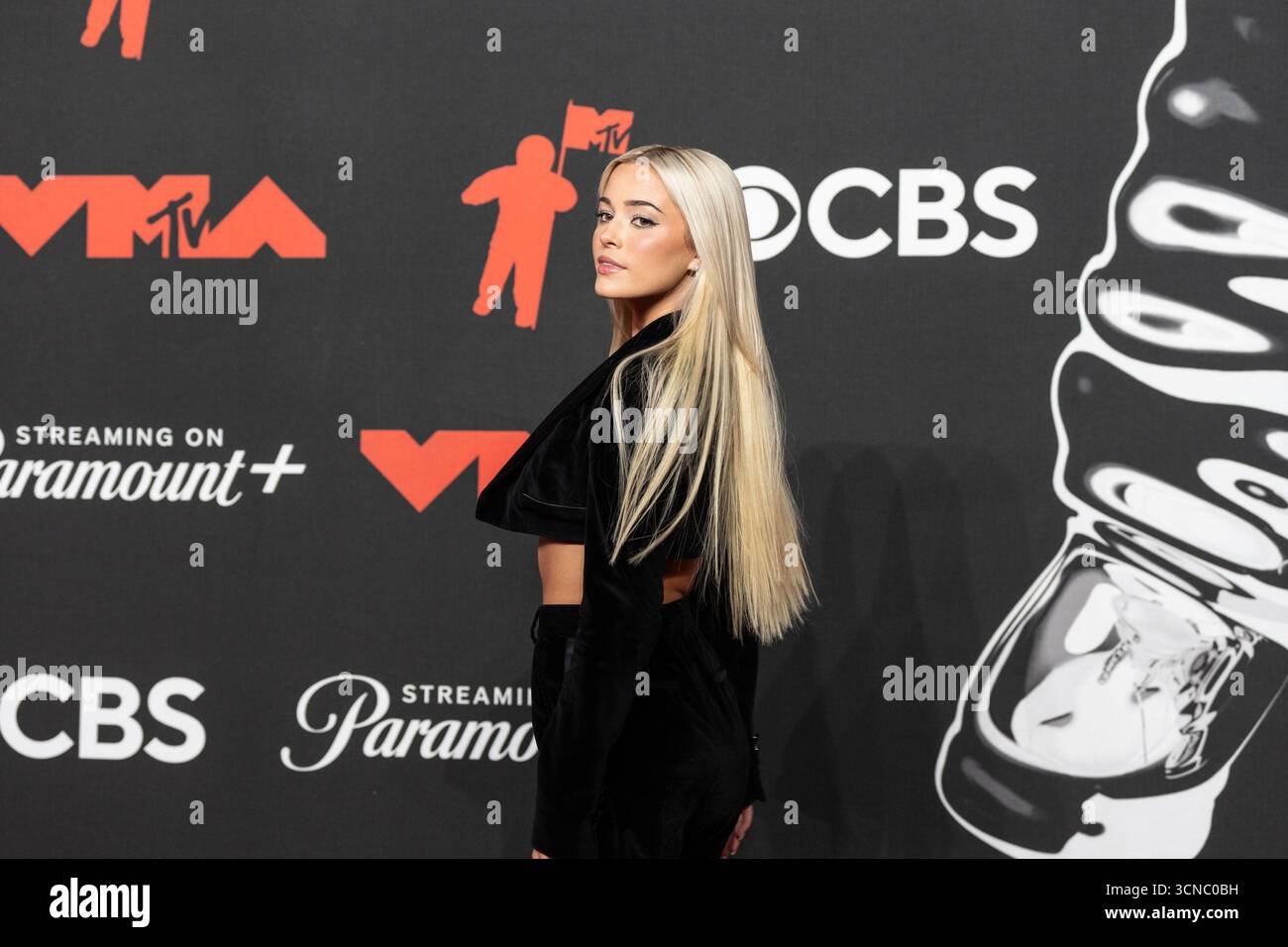 Livvy dunne hi-res stock photography and images - Alamy