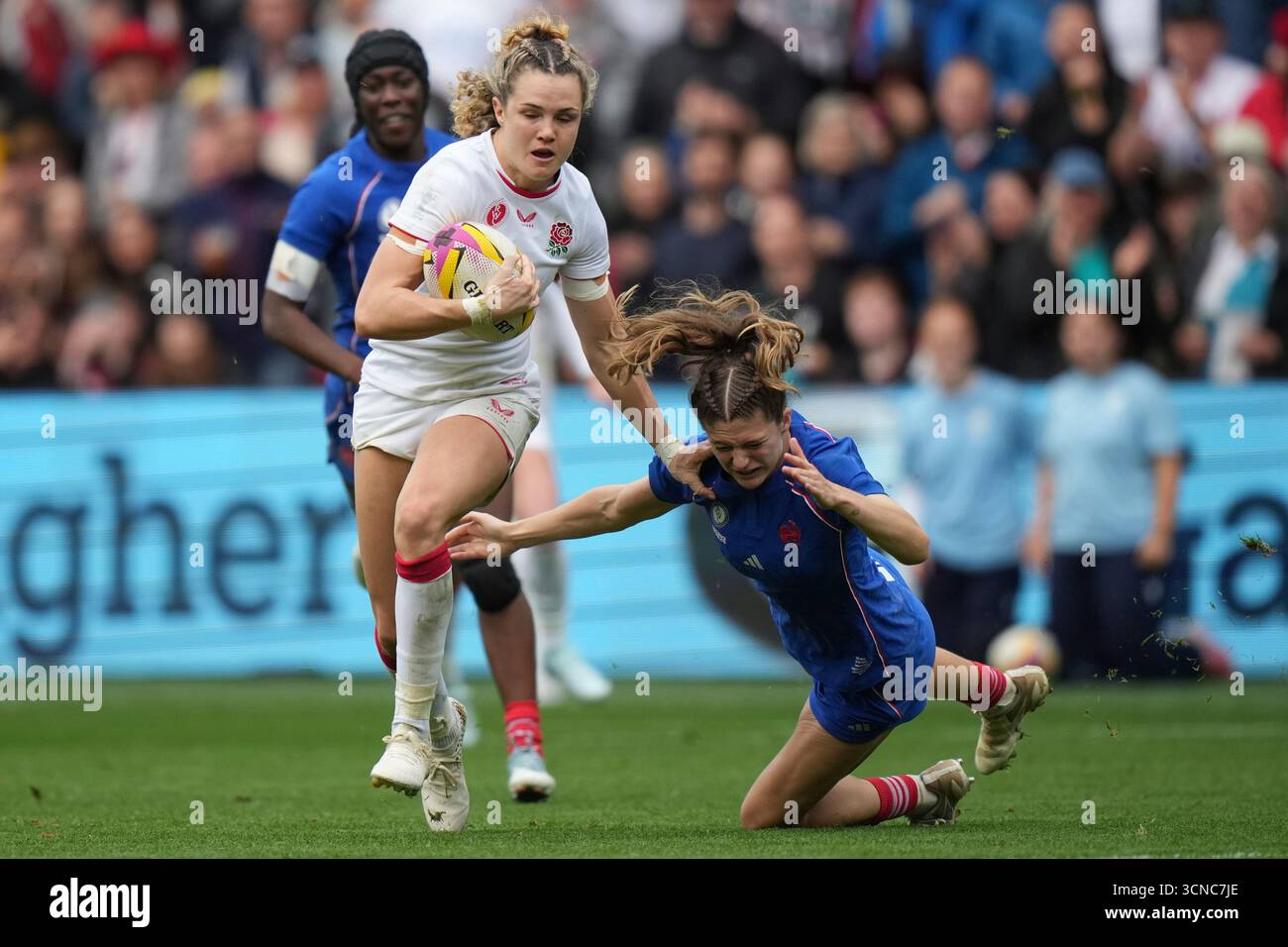 England's Ellie Kildunne on her way to score a try evades France's ...