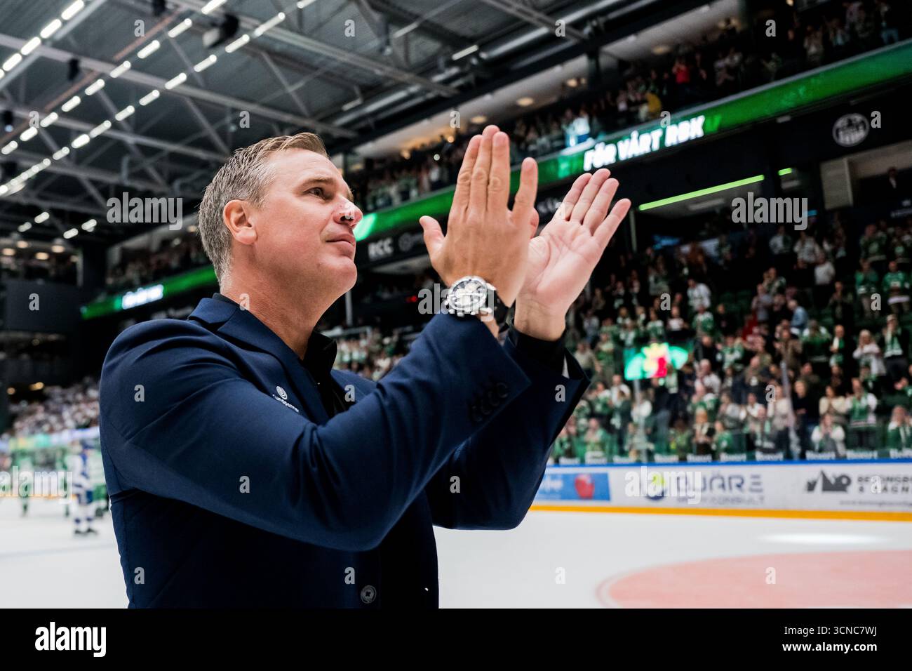 250920 Rögles tränare Dan Tangnes jublar efter ishockeymatchen i SHL ...