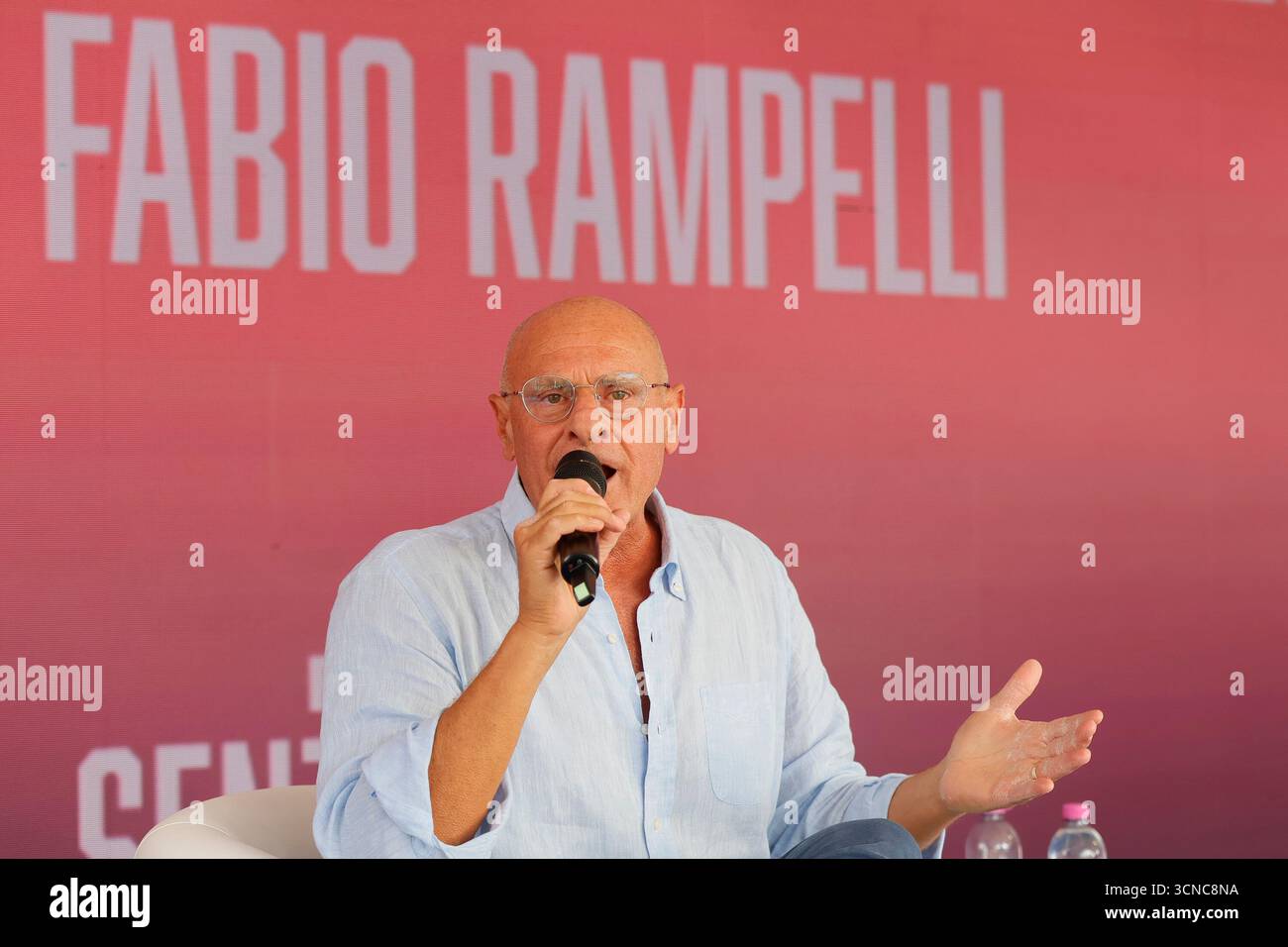 Il vicepresidente della Camera Fabio Rampelli alla festa di Gioventù ...