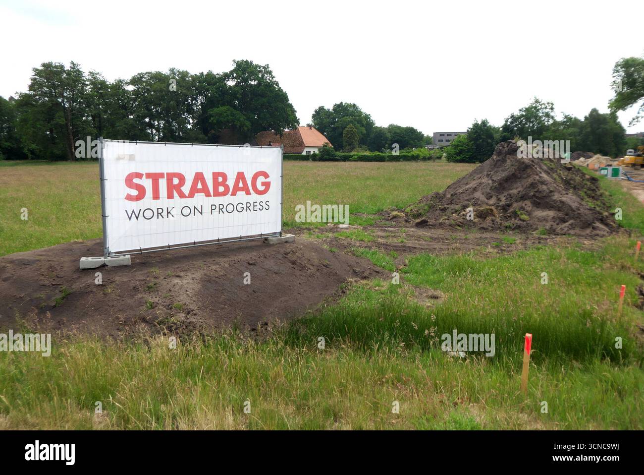 RECORD DATE NOT STATED Baustelle der STRABAG Baustelle der STRABAG. Werbebanner auf Erdhaufen ...
