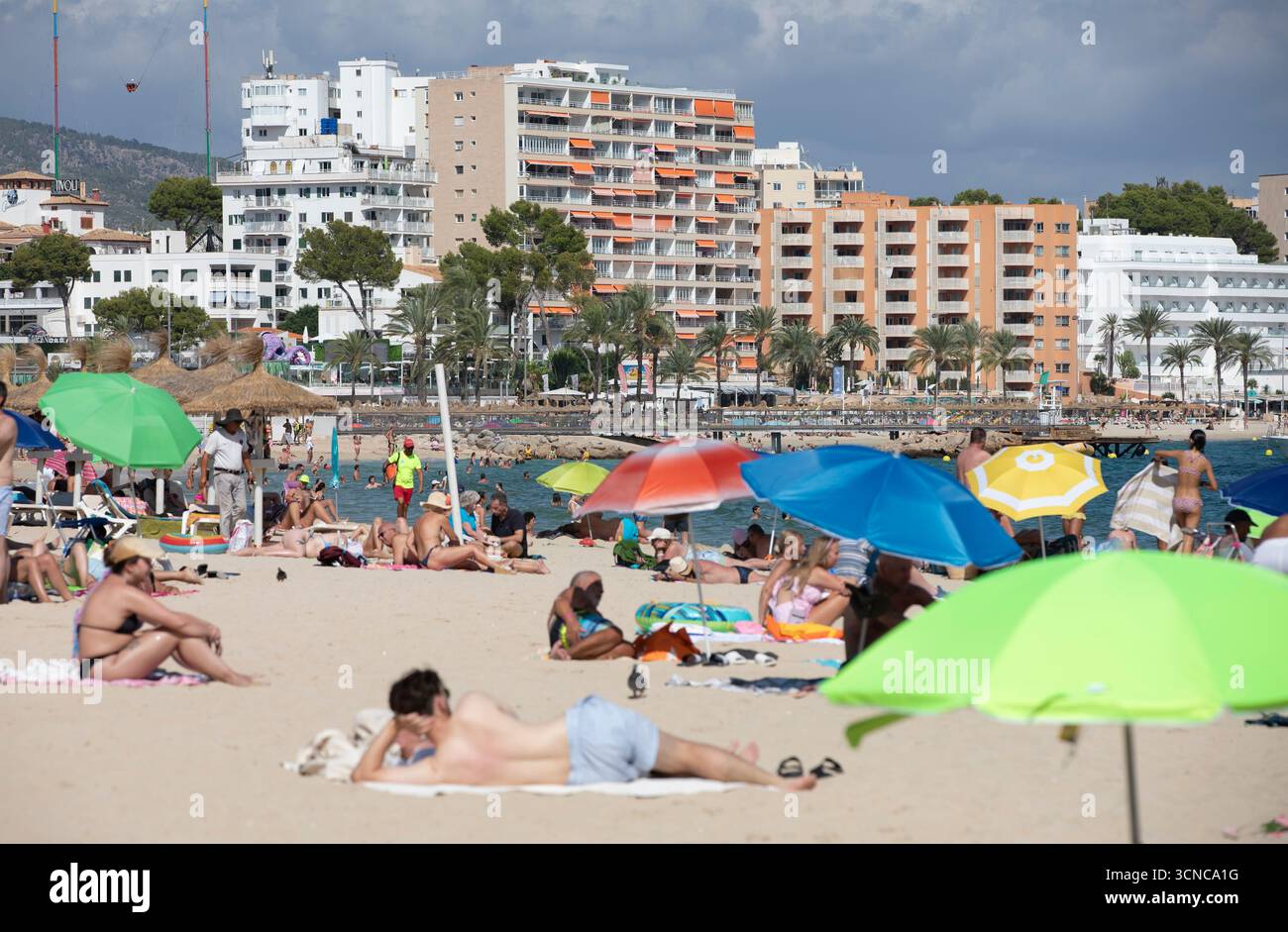 20 September 2025, Spain, Calvia: People enjoy the sunny weather on the ...