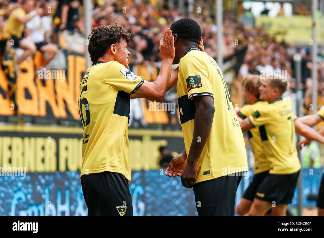 Faton Ademi (Alemannia Aachen, #36) jubelt mit Elekwa Emmanuel ...