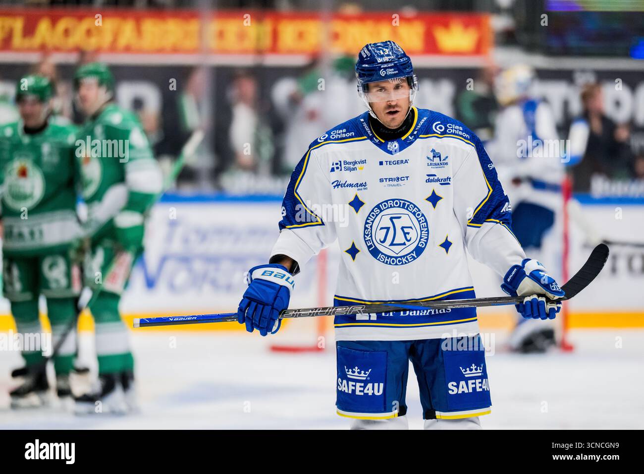 250920 Leksands Jon Knuts deppar efter 3-0 under ishockeymatchen i SHL mellan Rögle och Leksand ...