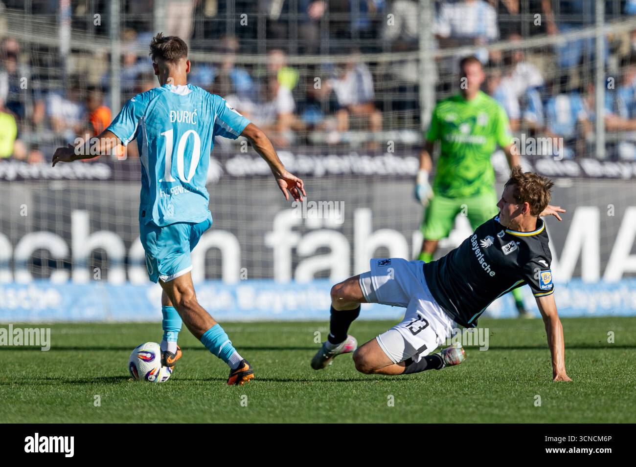 Kampf um den Ball / Zweikampf zwischen Max Christiansen (TSV 1860 ...