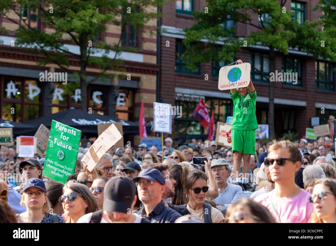 Bundesweiter Klimastreik von Fridays for Future unter dem Motto Exit Gas - Enter Future mit ...