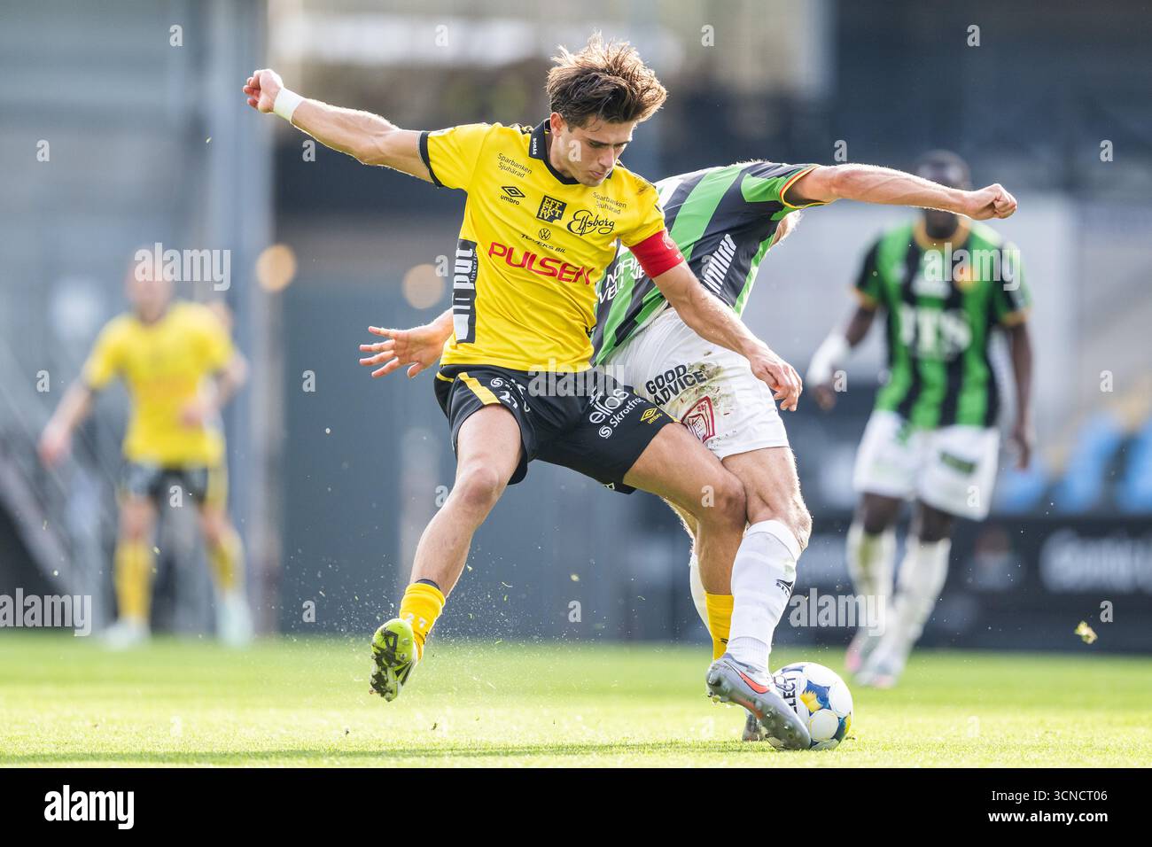 250920 Elfsborgs Besfort Zeneli och GAIS Gustav Lundgren under ...