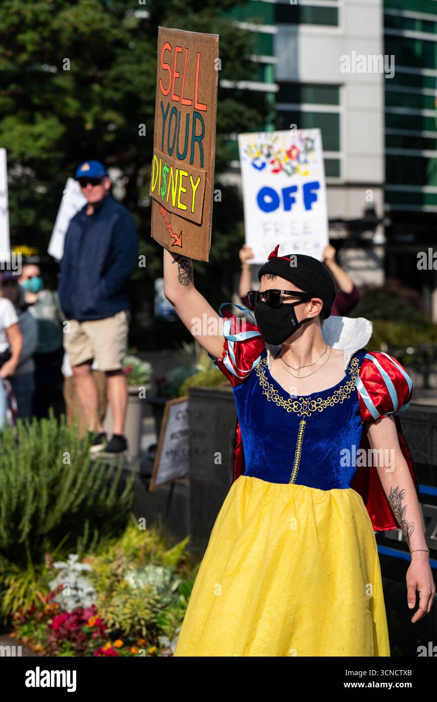 Seattle, USA. 20th Sep, 2025. At 10:00am protestors outside the ...