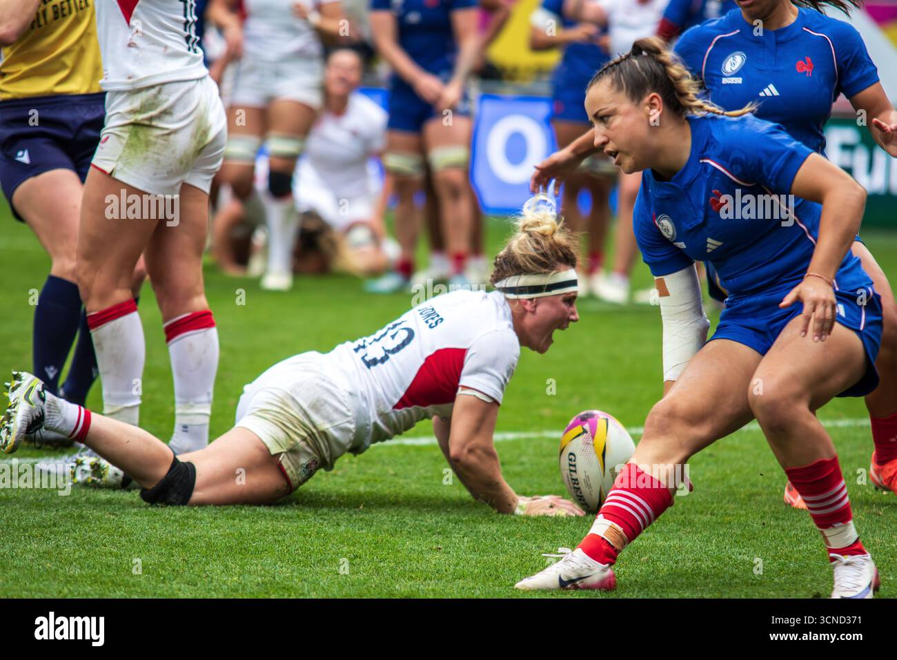 Bristol, UK, 20th September 2025 England centre Meg Jones dives over ...