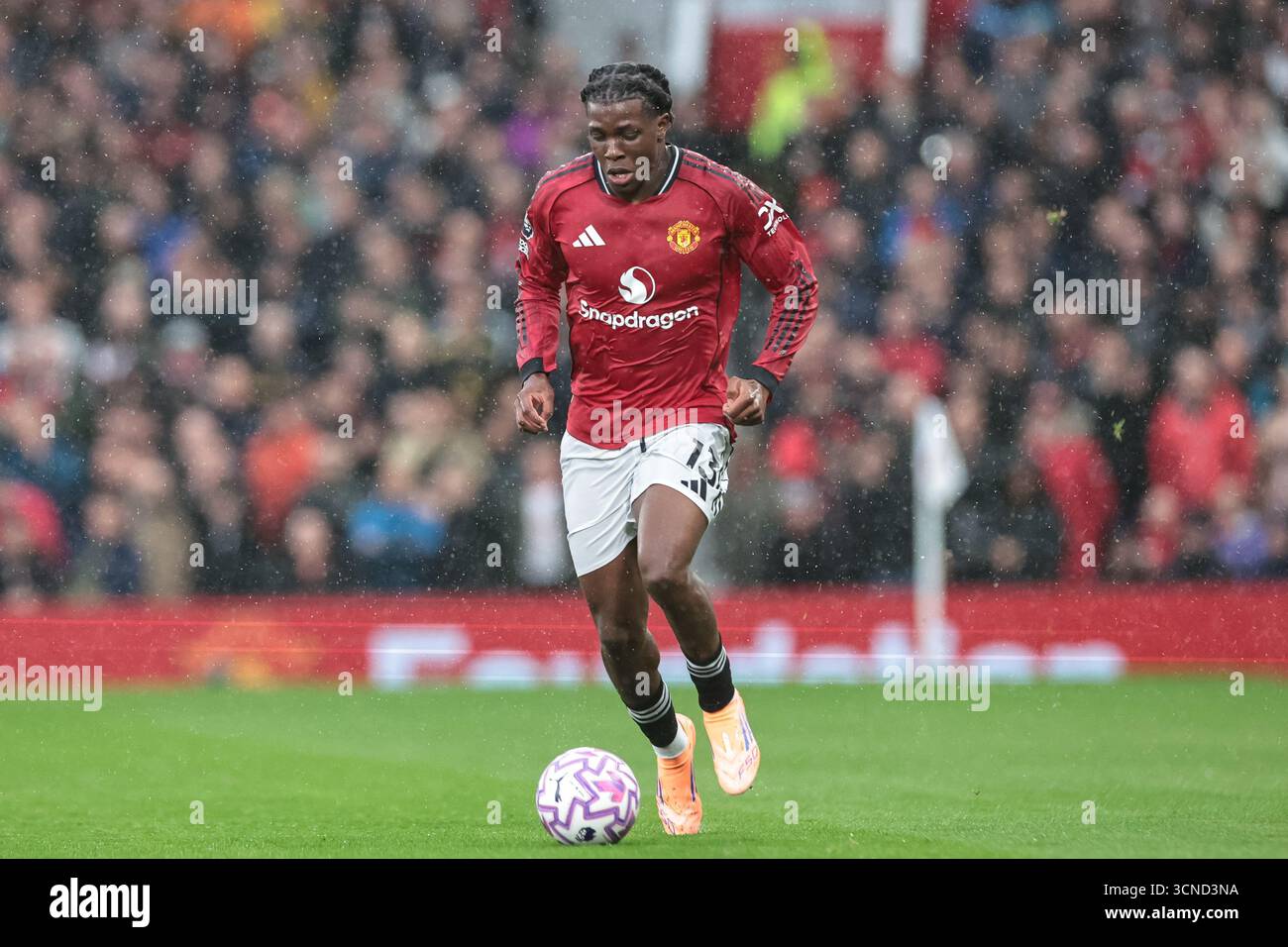 Patrick Dorgu of Manchester United breaks with the ball during the ...
