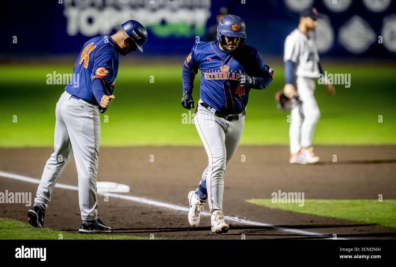 ROTTERDAM - Dutch baseball player Eugene Helder in action against Great ...