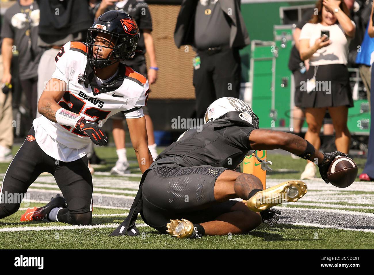 Oregon wide receiver Dakorien Moore (1) scores a touchdown while ...