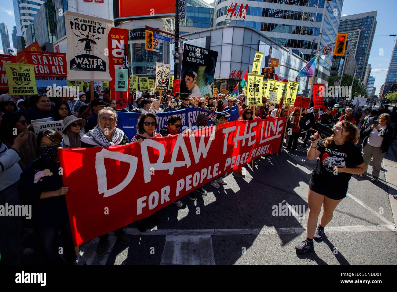 Protestors take part in a ‚Äò‚ÄôDraw the Line‚Äù climate change protest ...