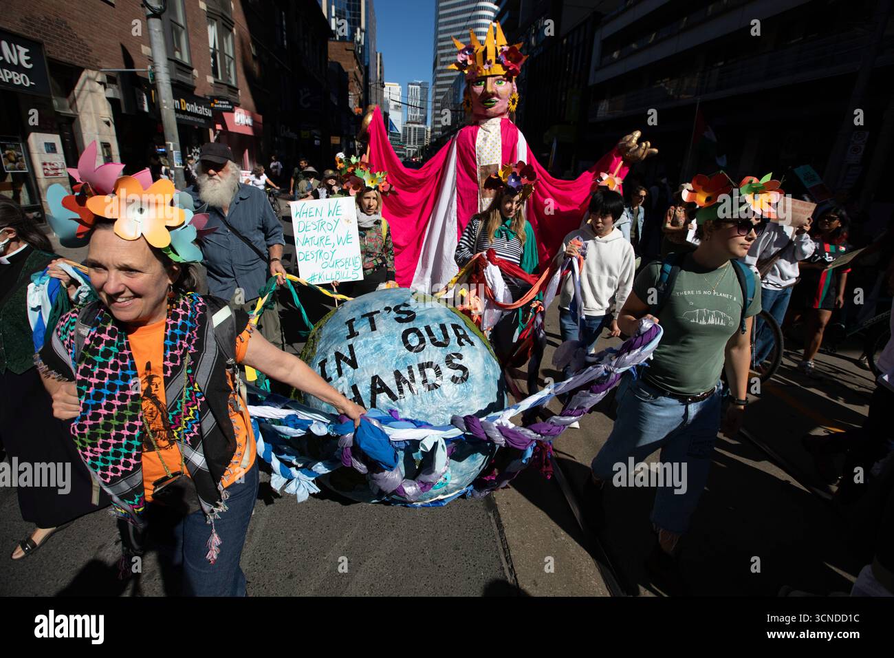 Protestors take part in a ‚Äò‚ÄôDraw the Line‚Äù climate change protest ...
