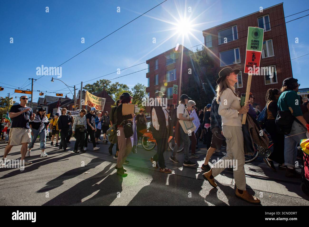 Protestors take part in a ‚Äò‚ÄôDraw the Line‚Äù climate change protest ...