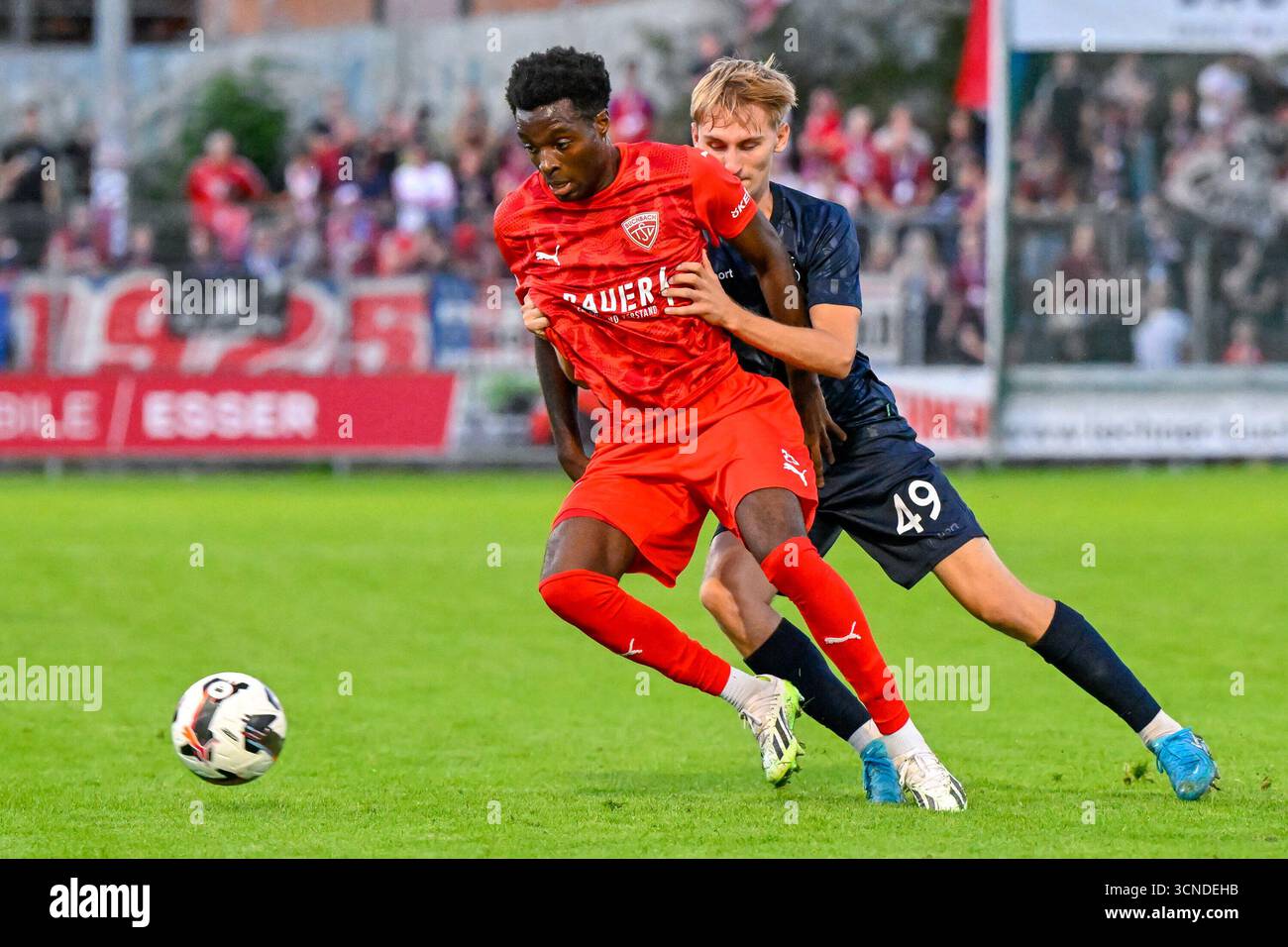 v.li.: Daniel Muteba (Buchbach, 23) Nils Ortel (Unterhaching, 49) im ...