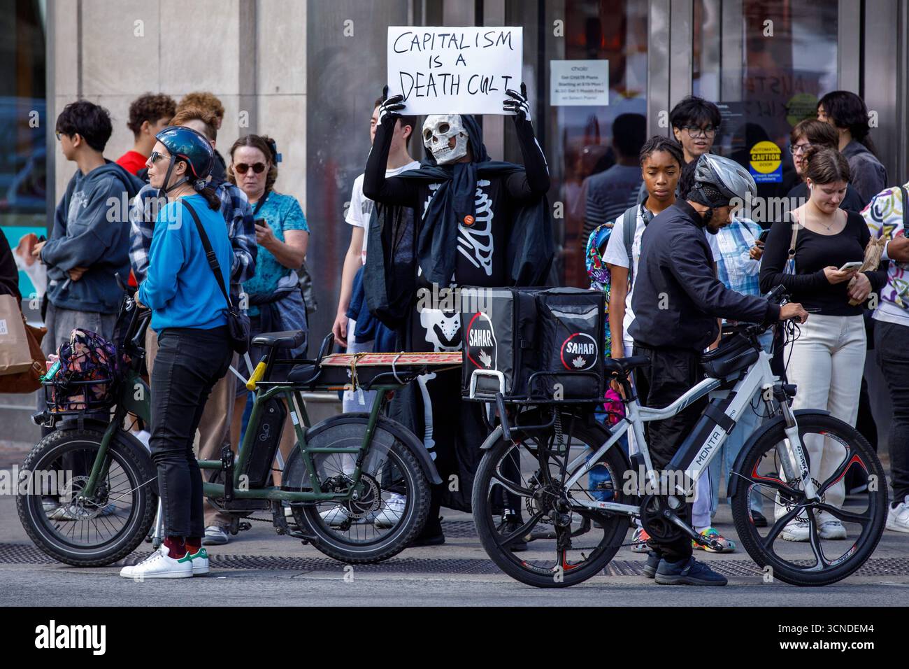 Protestors take part in a ‚Äò‚ÄôDraw the Line‚Äù climate change protest ...