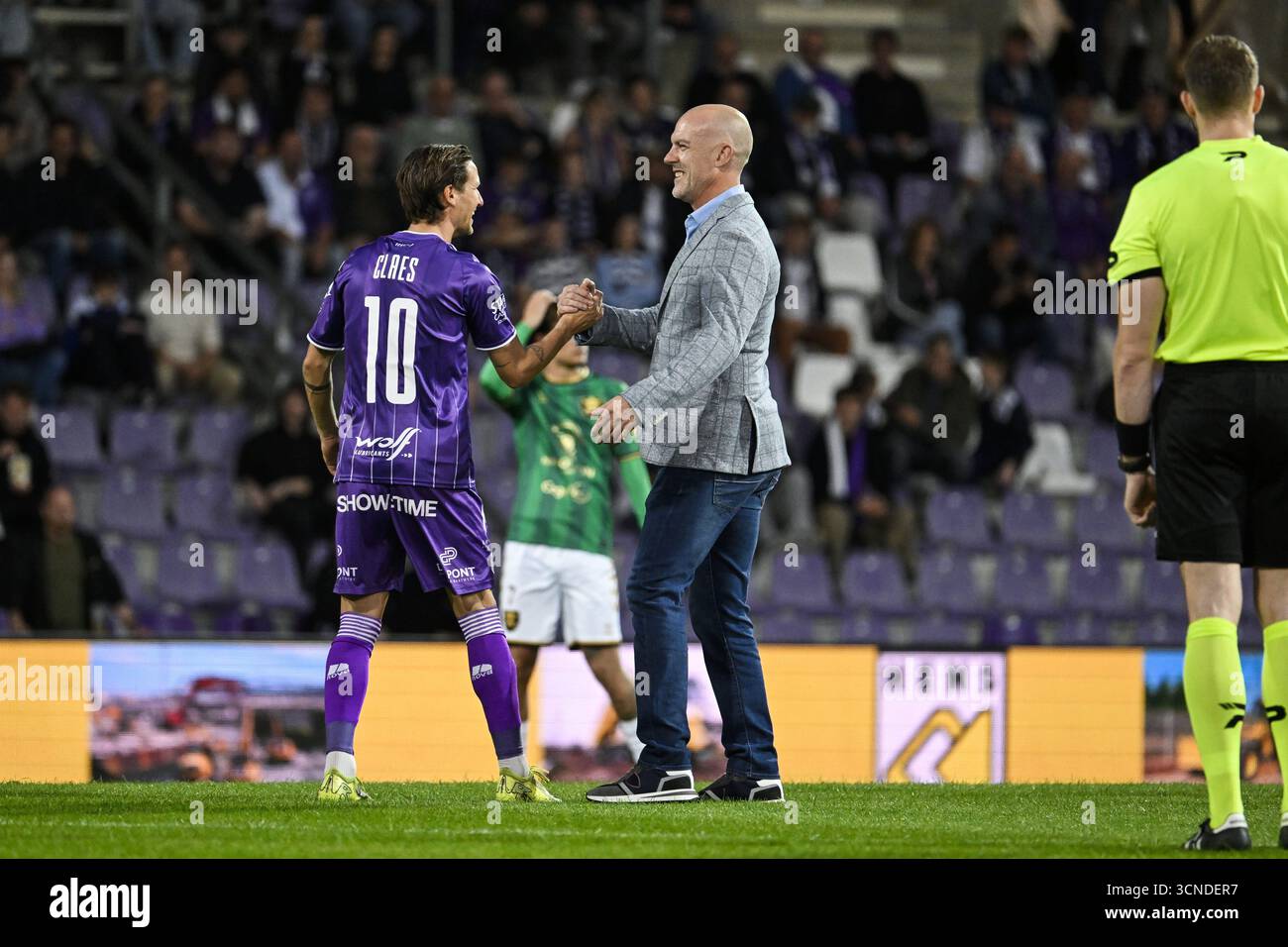 Former Beerschot player Jurgen Cavens gives the kick-off and greets and ...