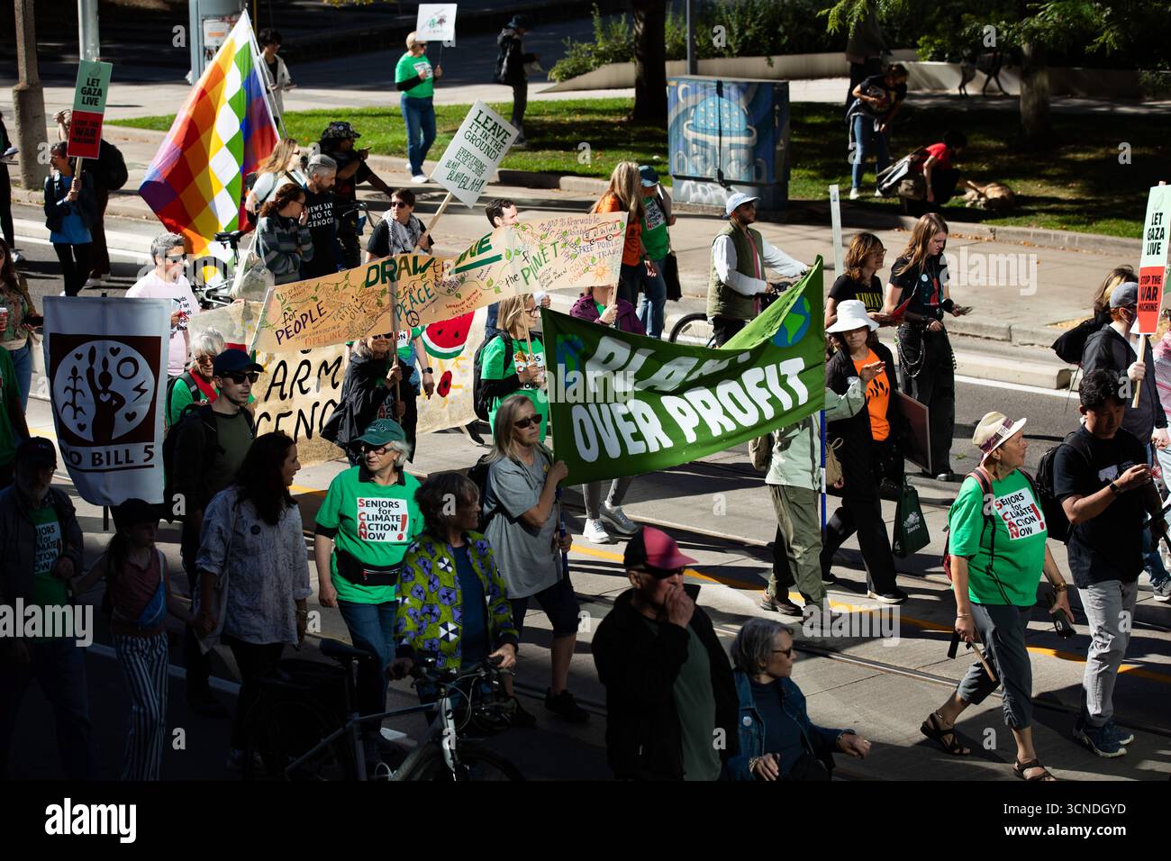 Protestors take part in a ‚Äò‚ÄôDraw the Line‚Äù climate change protest ...
