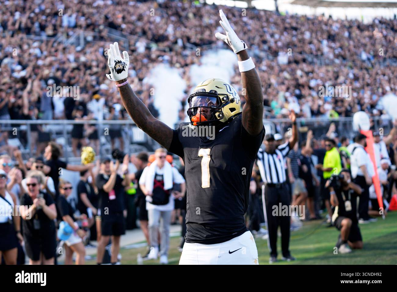 Central Florida tight end Kylan Fox (1) celebrates after scoring a ...