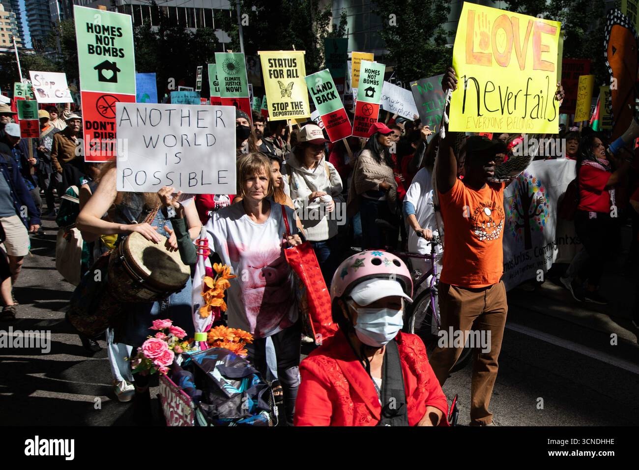 Protestors take part in a ‚Äò‚ÄôDraw the Line‚Äù climate change protest ...