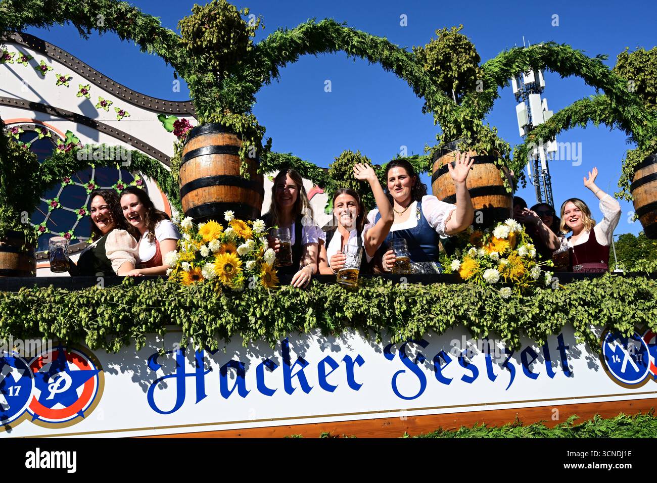 Oktoberfest - Festwagen Hacker Festzelt beim Wiesn-Einzug der ...