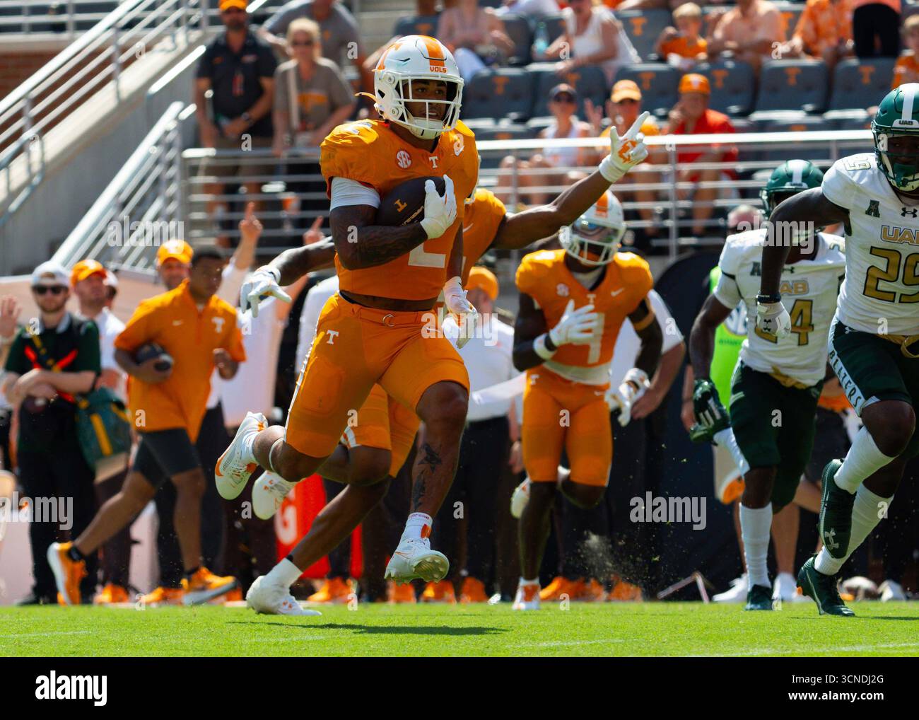 September 20, 2025: Peyton Lewis #2 of the Tennessee Volunteers runs ...