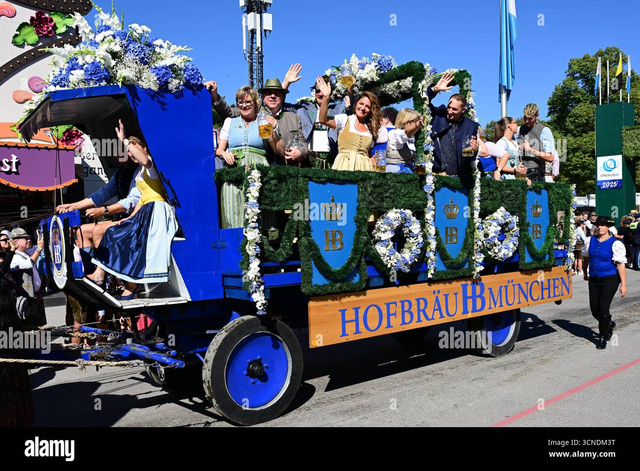 Oktoberfest - Festwagen Hofbräu Festzelt beim Wiesn-Einzug der ...