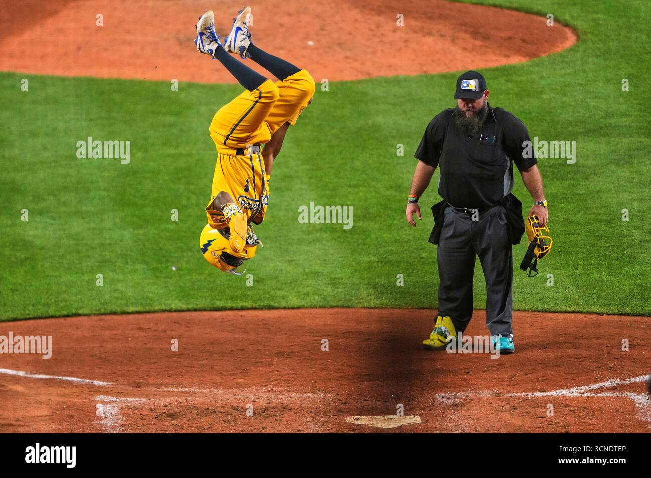 Savannah Bananas' Malachi Mitchell does a flip while jogging home to ...