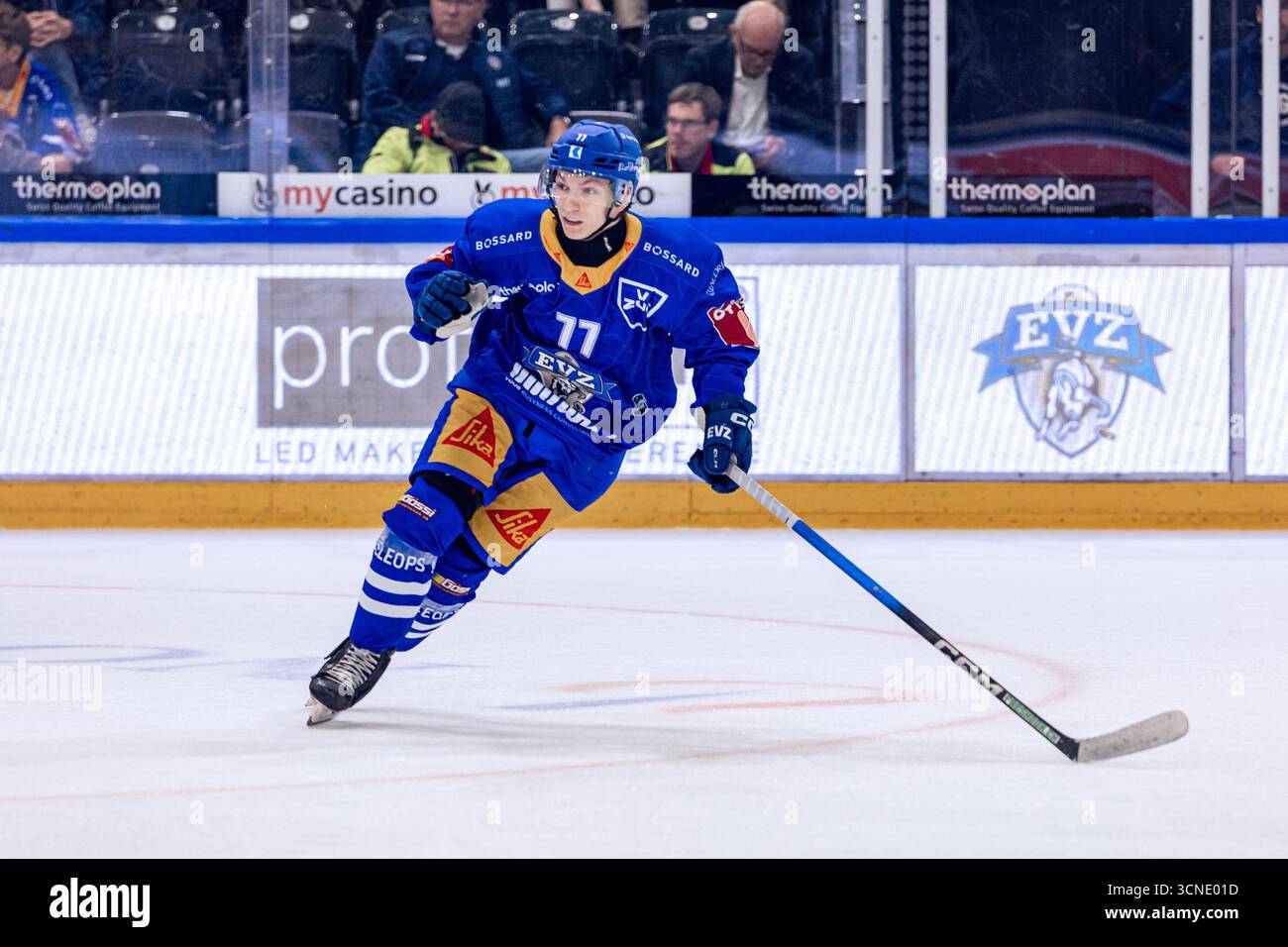 Loris Wey #77 (EV Zug) - 20.09.2025 - National League, Regular Season ...