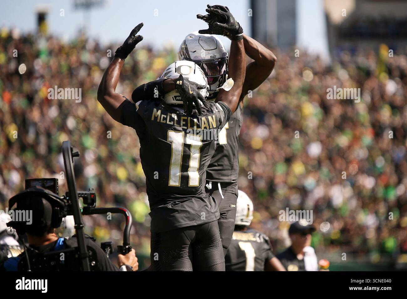 Oregon wide receiver Jeremiah McClellan (11) and Oregon wide receiver ...