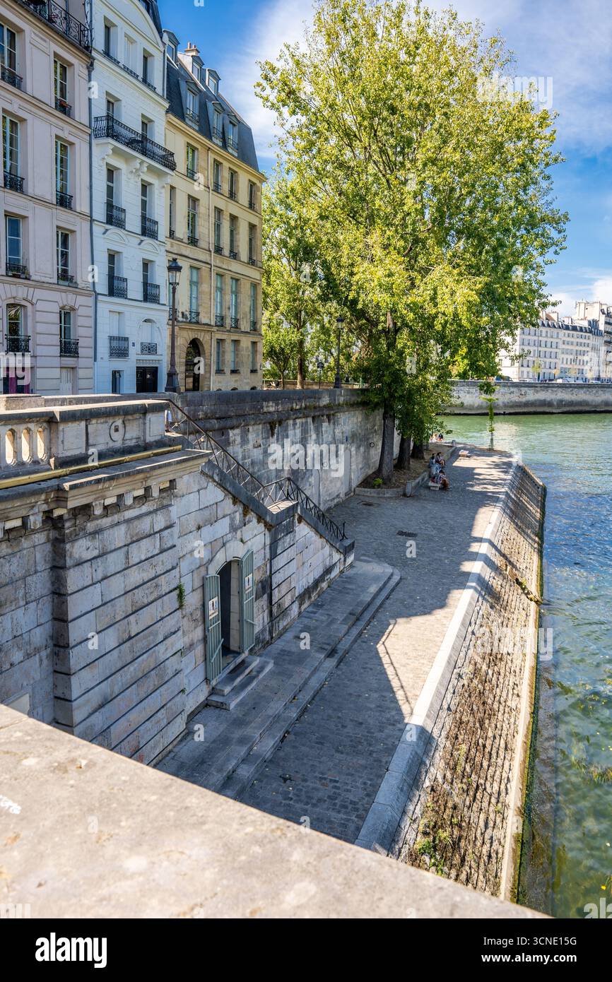 Scenic view of the Seine river from Pont Louis Philippe with Ile Saint ...