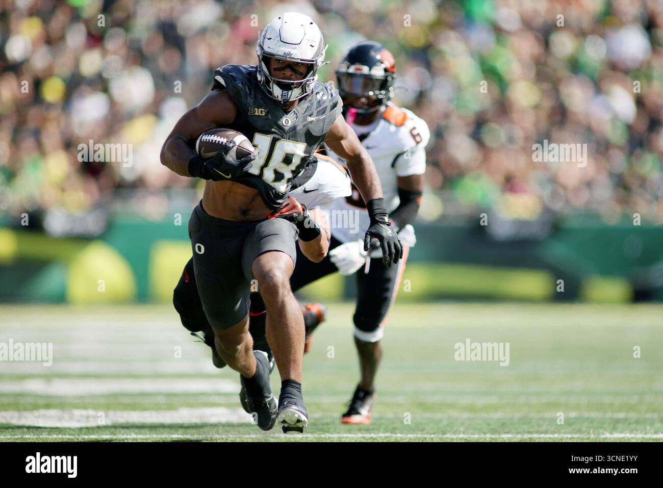 Oregon tight end Kenyon Sadiq (18) runs the ball during the second half ...