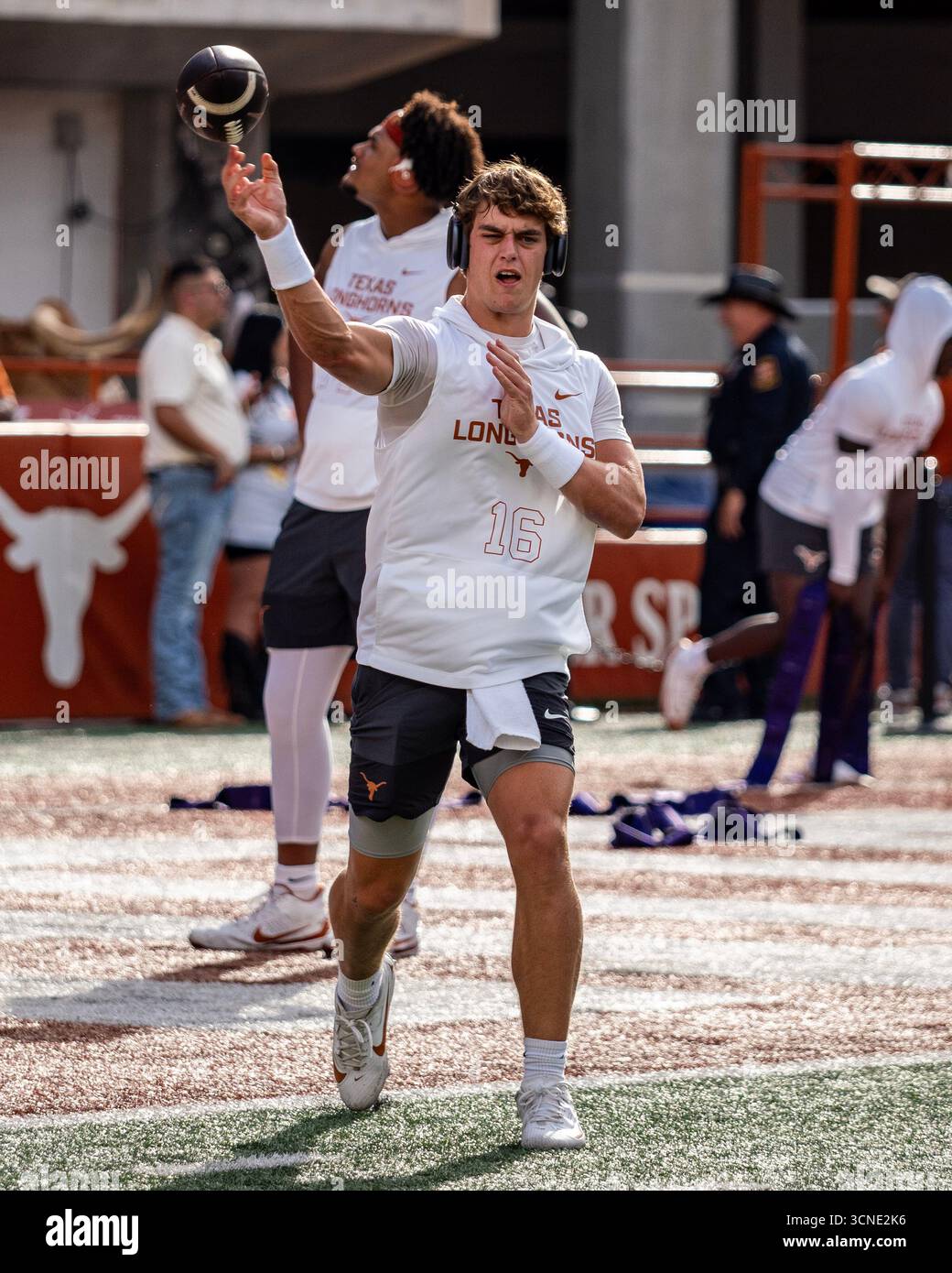 Sept 20, 2025. Arch Manning (16) of the Texas Longhorns warms up before ...