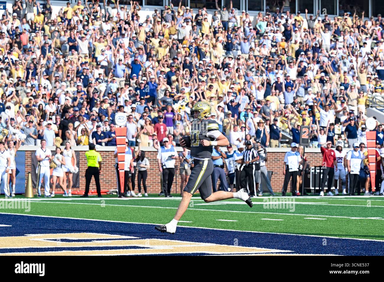 ATLANTA, GA - SEPTEMBER 20: Georgia Tech quarterback Haynes King (10 ...