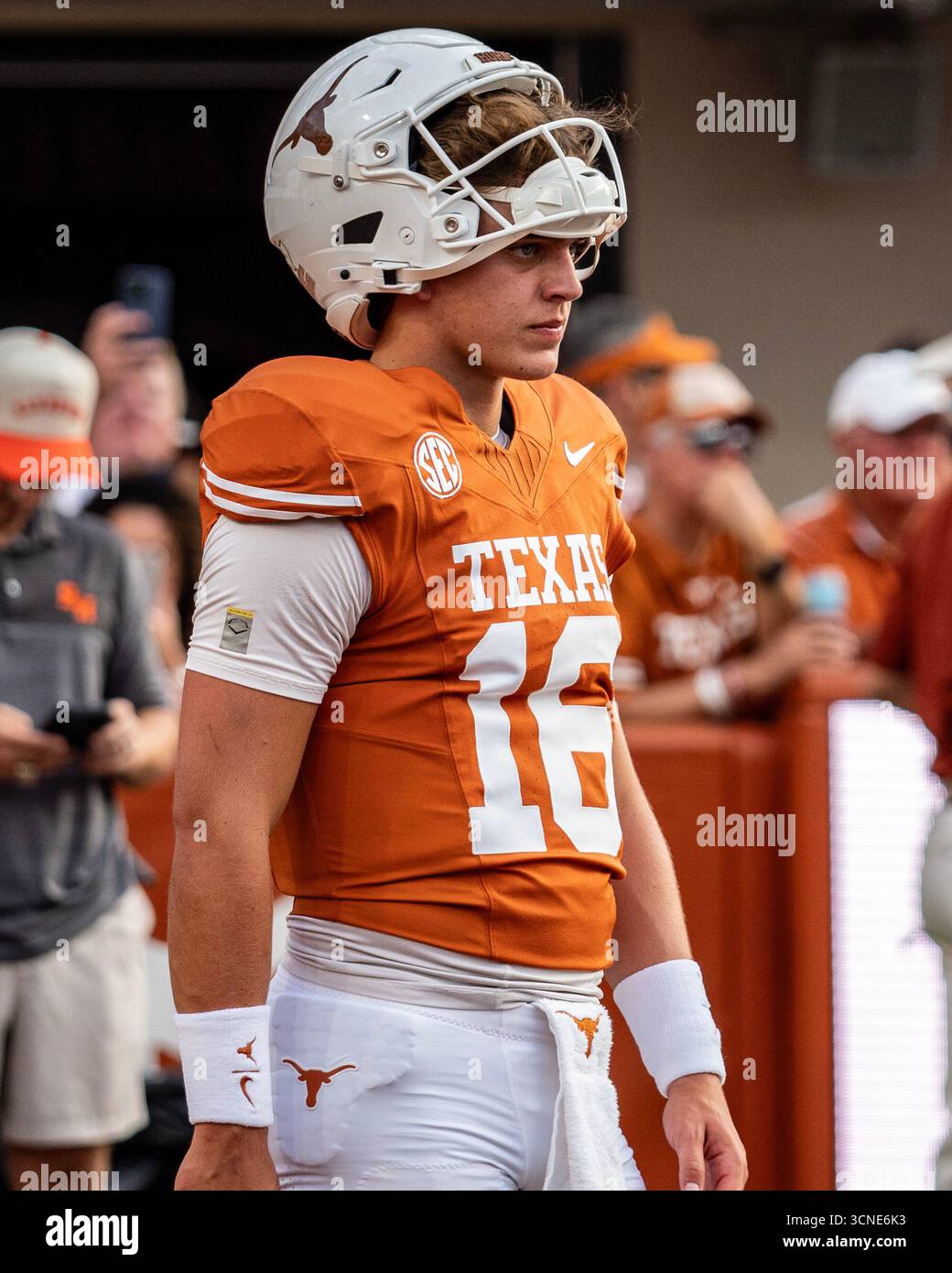 Sept 20, 2025. Arch Manning (16) of the Texas Longhorns warms up before ...