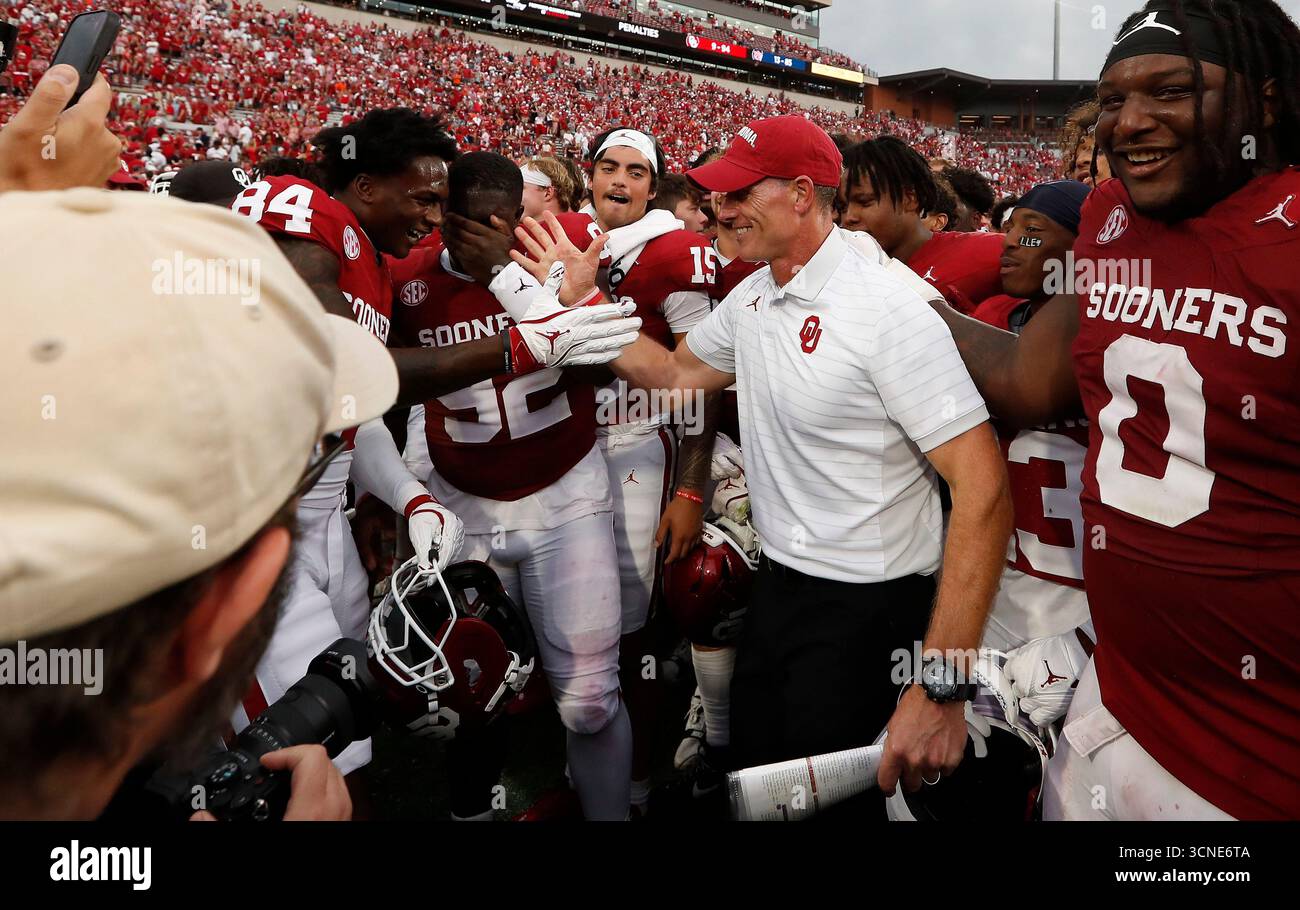 Oklahoma head coach Brent Venables, center right, celebrates with his ...