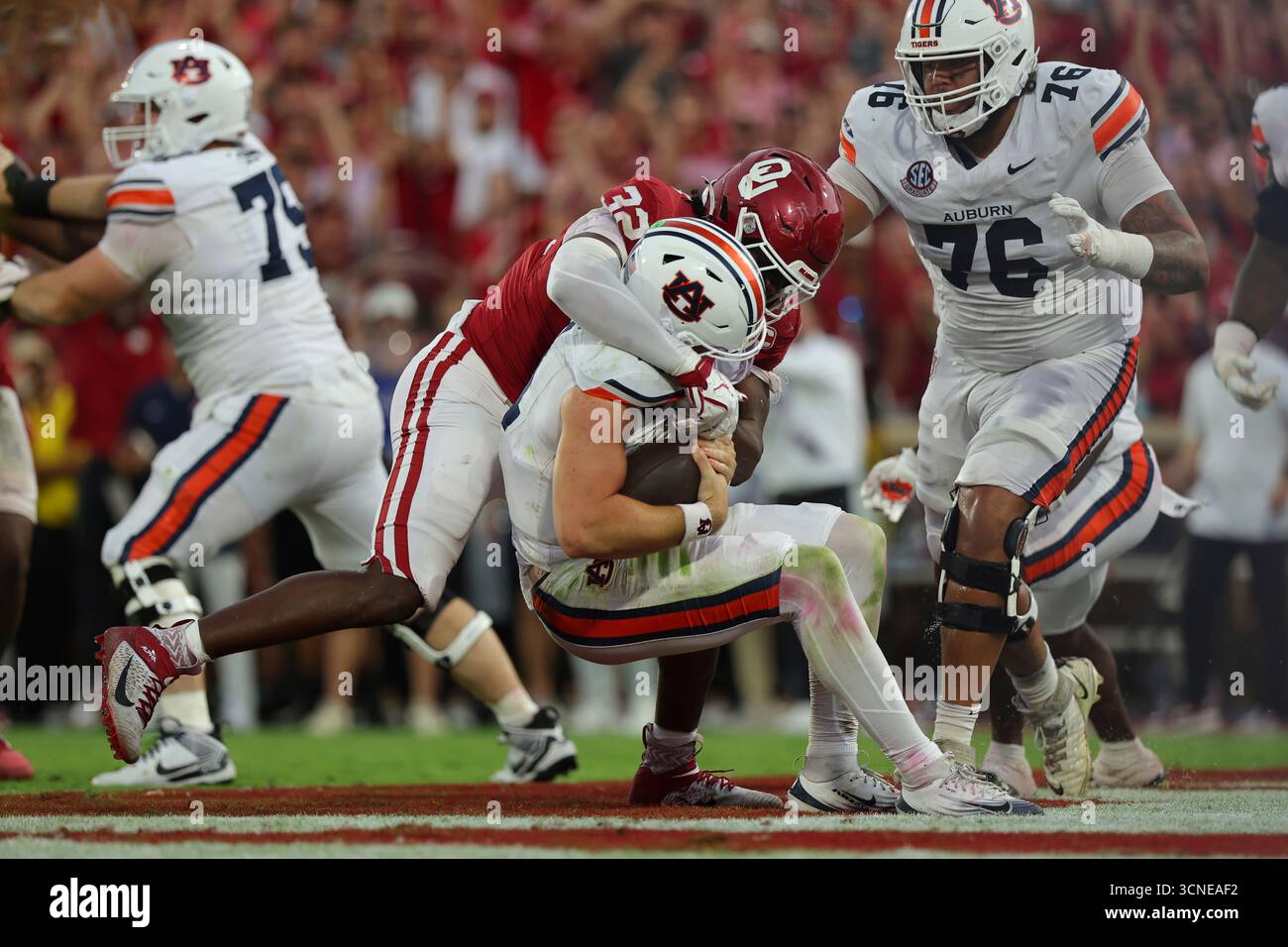 NORMAN, OK - SEPTEMBER 20: Oklahoma defensive lineman R. Mason Thomas ...