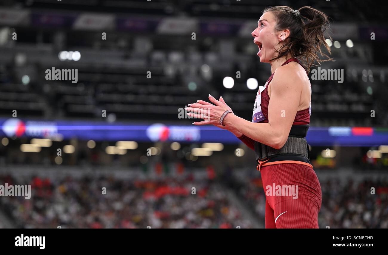 (250921) -- TOKYO, Sept. 21, 2025 (Xinhua) -- Silver medalist Anete ...