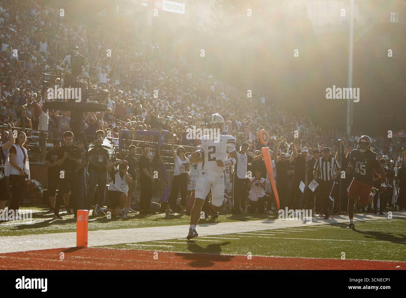 Washington quarterback Demond Williams Jr. (2) runs for a touchdown ...