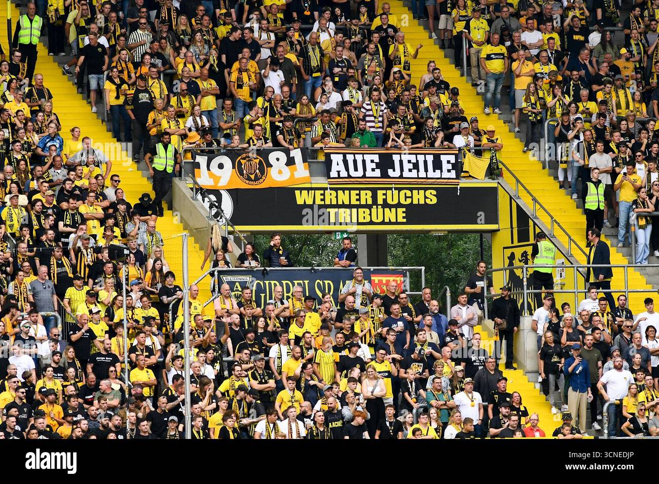 Die Aachener Fankurve, Fans, Publikum, Zuschauer, Stimmung, Atmosphäre ...