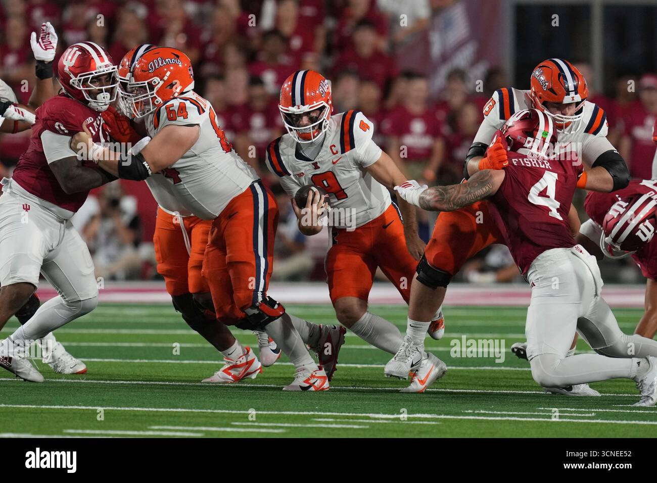 Illinois quarterback Luke Altmyer (9) runs during the first half of an ...