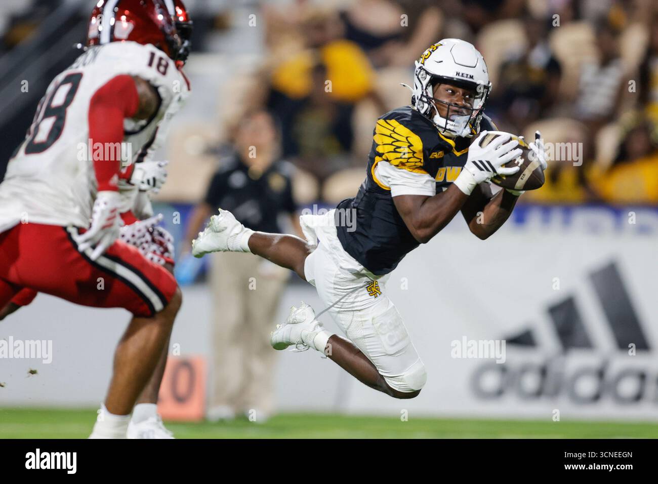 Kennesaw State wide receiver Tykeem Wallace (8) attempts to catch a ...