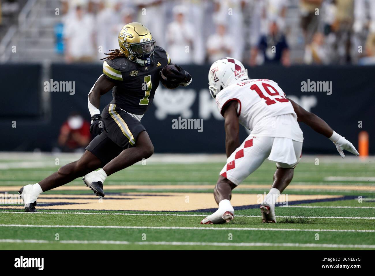 Georgia Tech running back Jamal Haynes (1) caries the ball as he eludes ...