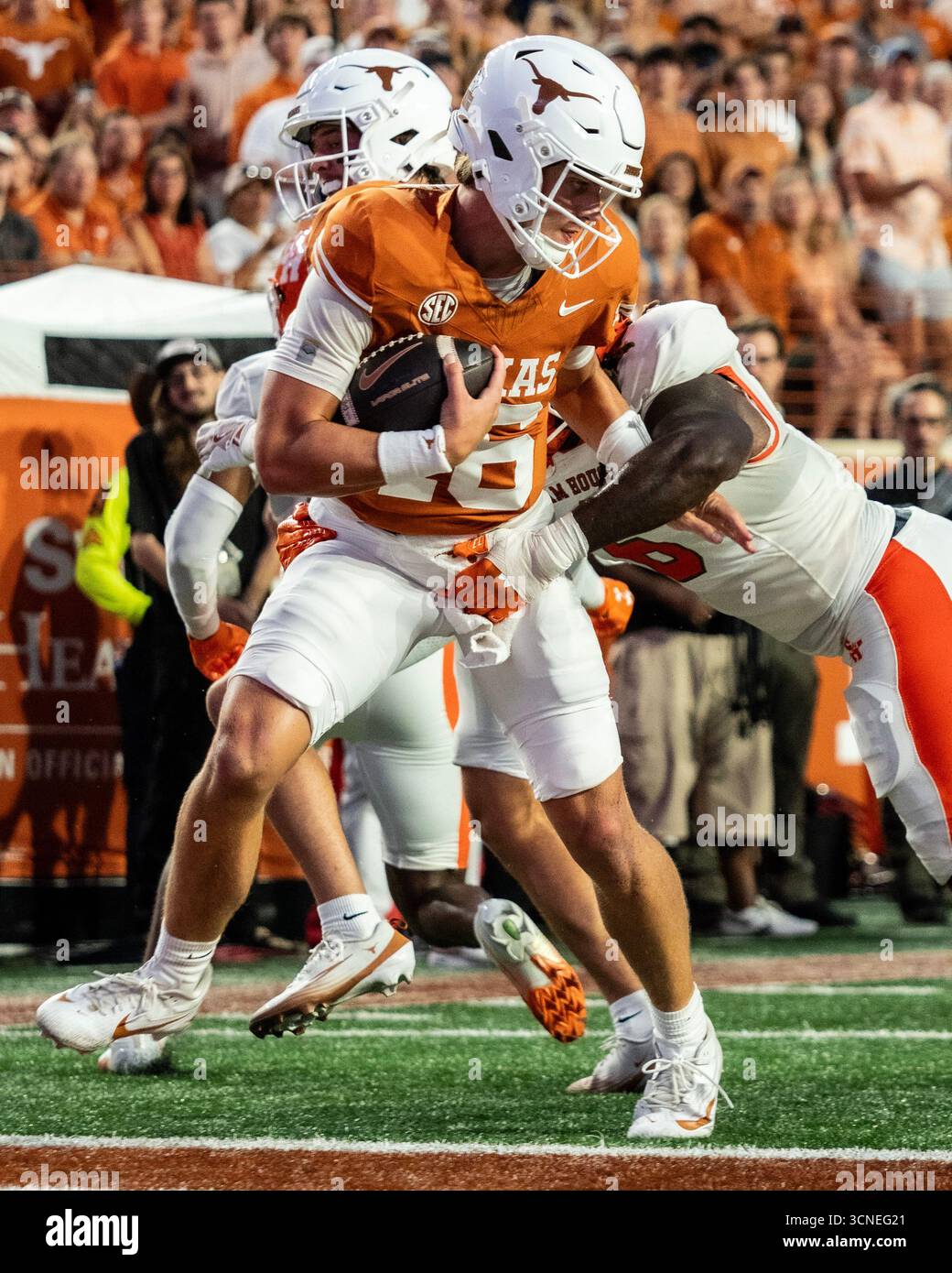 Sept 20, 2025. Arch Manning (16) of the Texas Longhorns in action vs ...